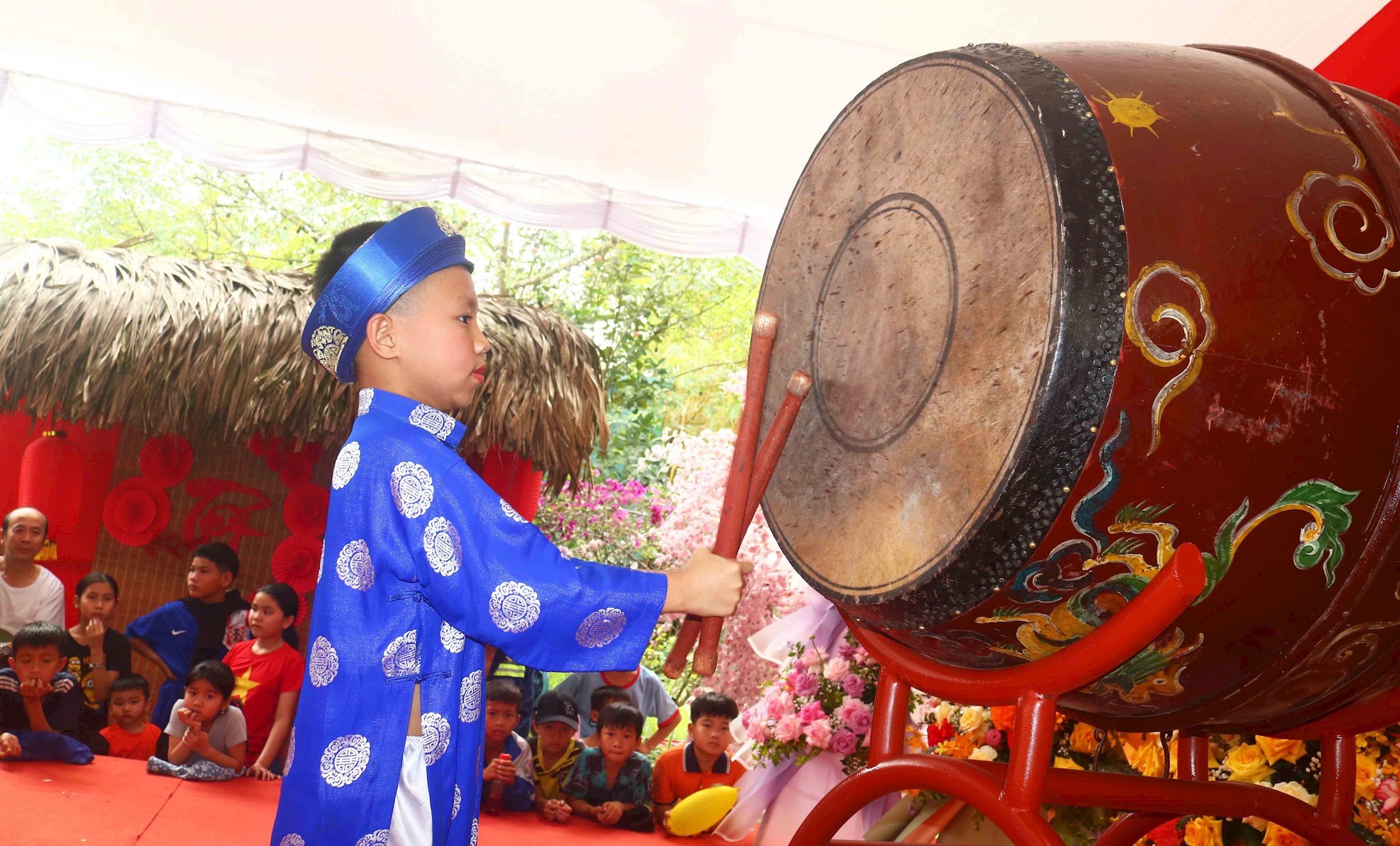 Hấp dẫn những màn thi trống tế của thiếu nhi tại Lễ hội Đền - chùa Gám