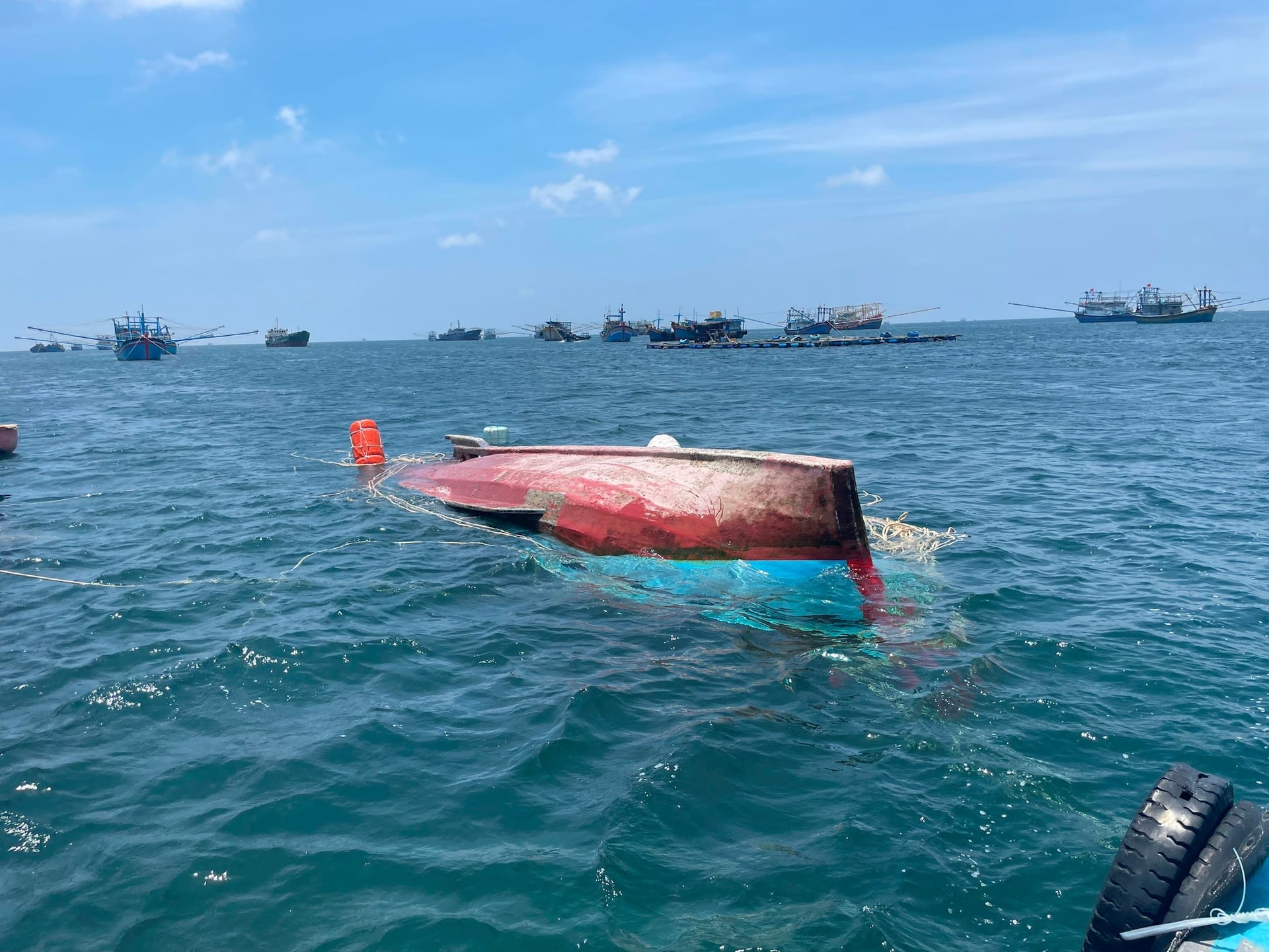 Chìm tàu cá trên đường vào lạch, 4 thuyền viên mất tích