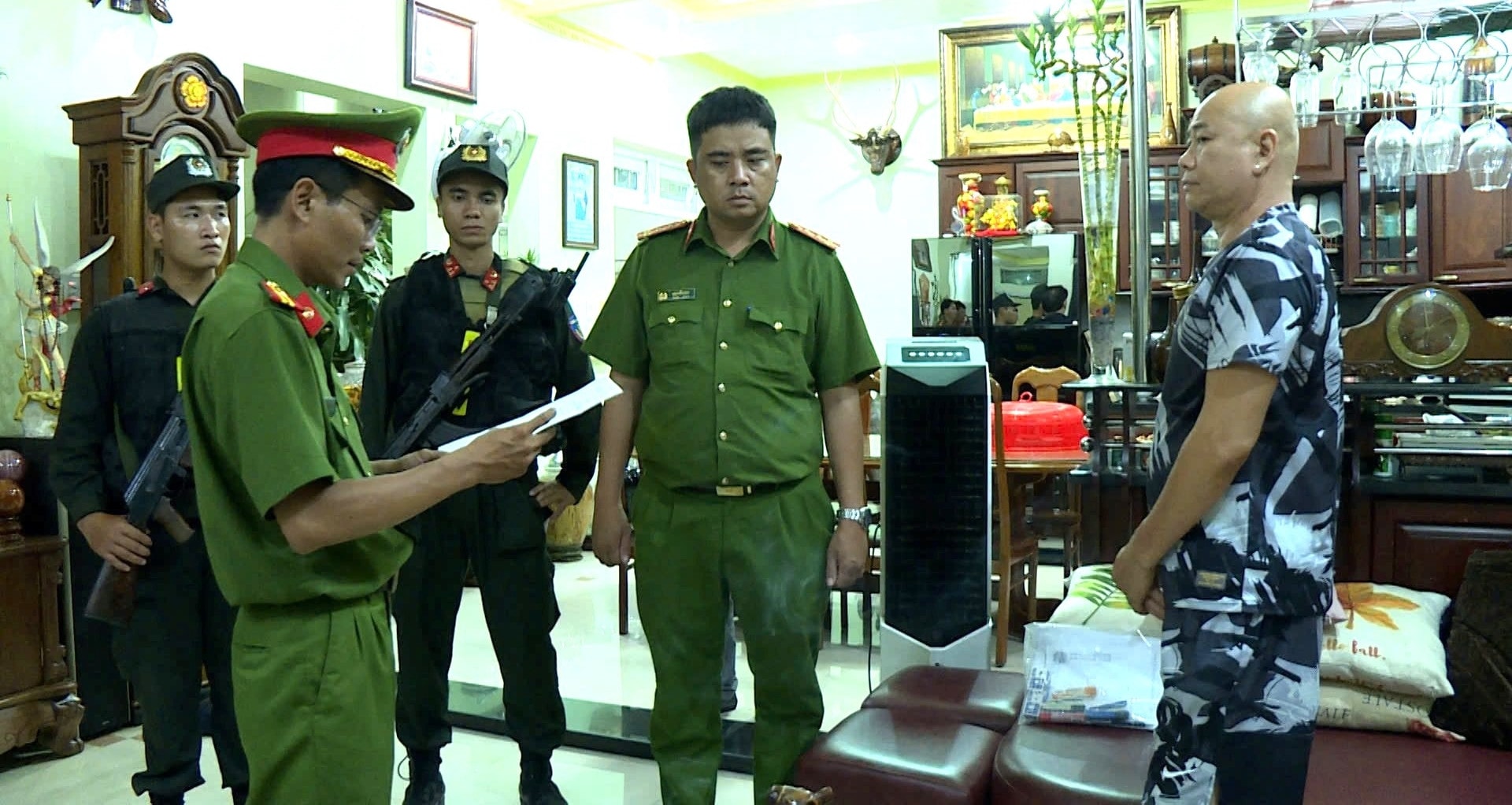 Công an bắt tạm giam chủ quán cùng 21 người sau vụ đột kích quán bar ...