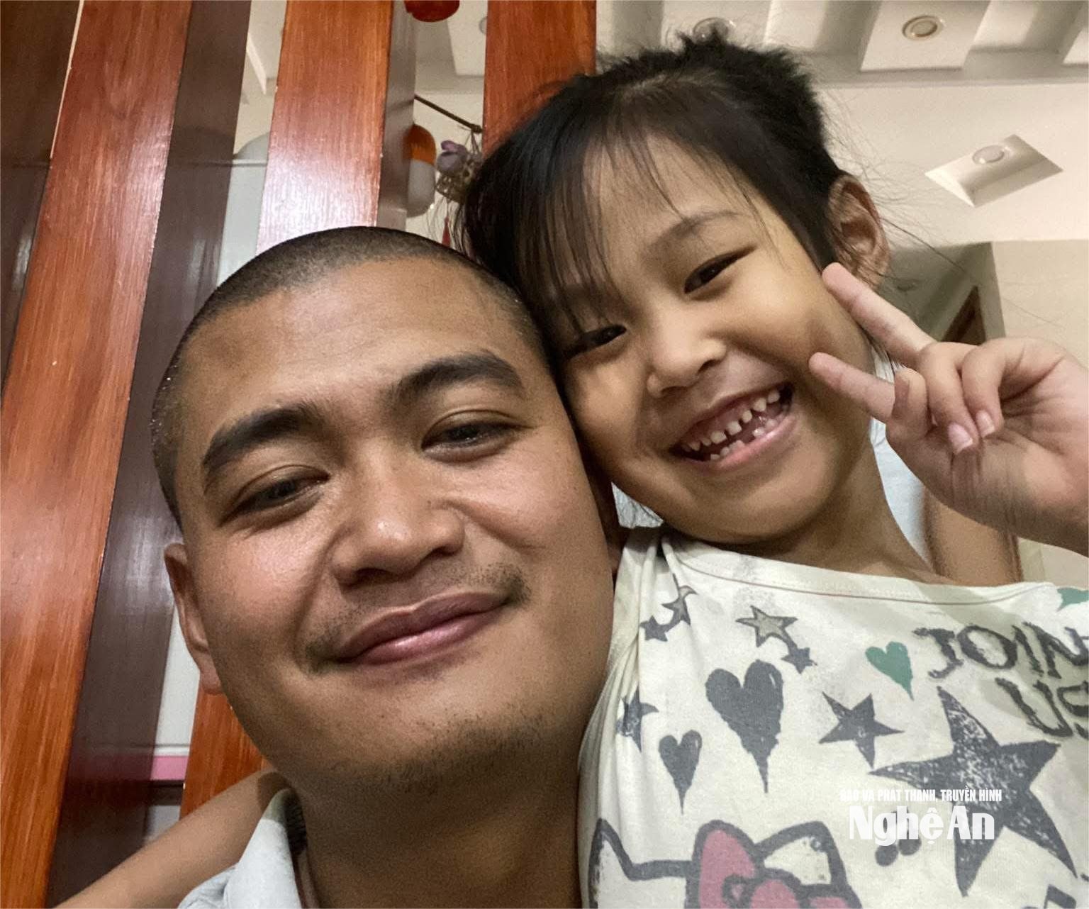 Câu chuyện sinh tồn kỳ diệu của hai cha con Nghệ An sau 13 giờ lênh ...