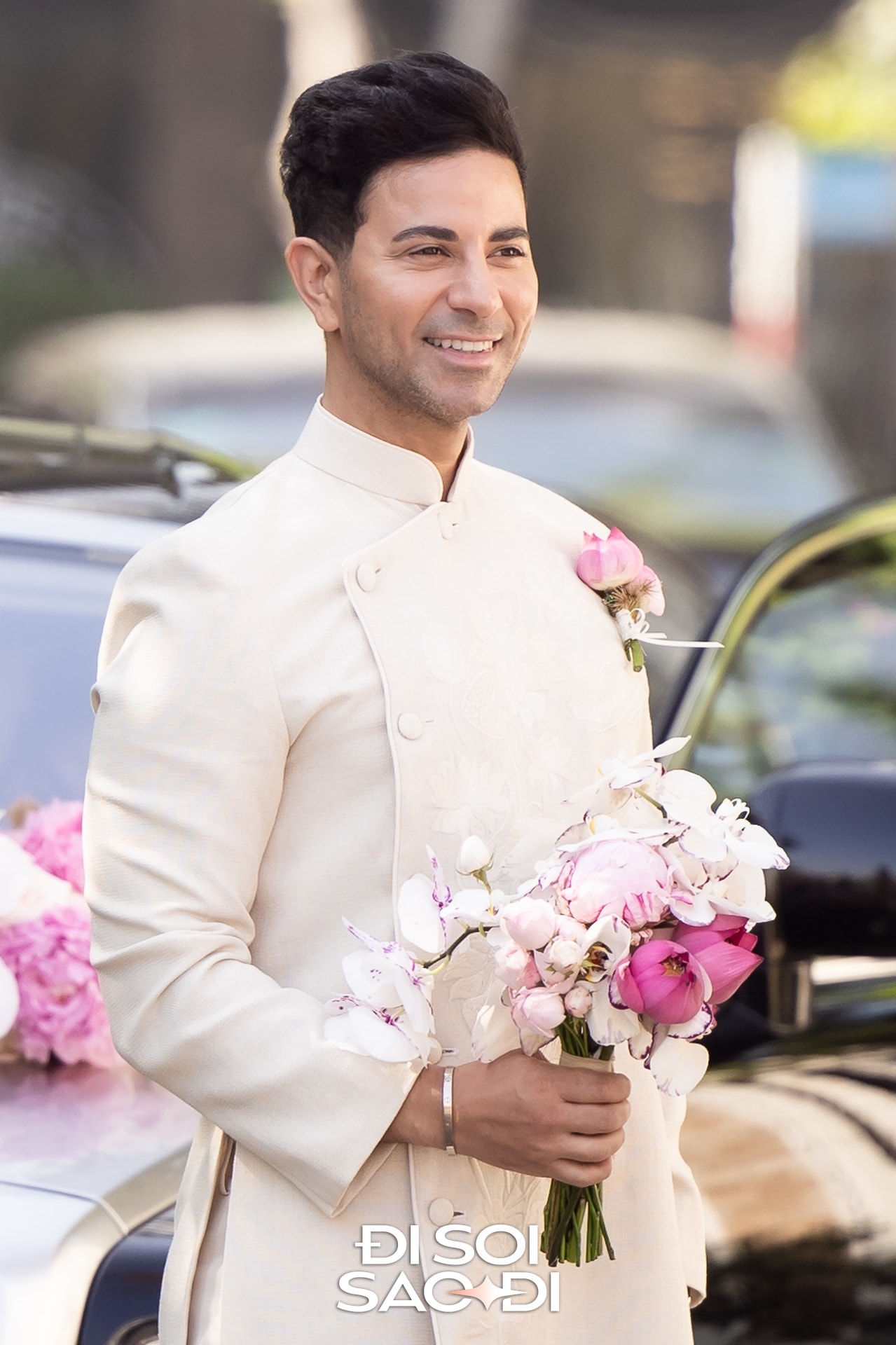 Phillip Nguyen carried Linh Rin's bag at Tien Nguyen's wedding.