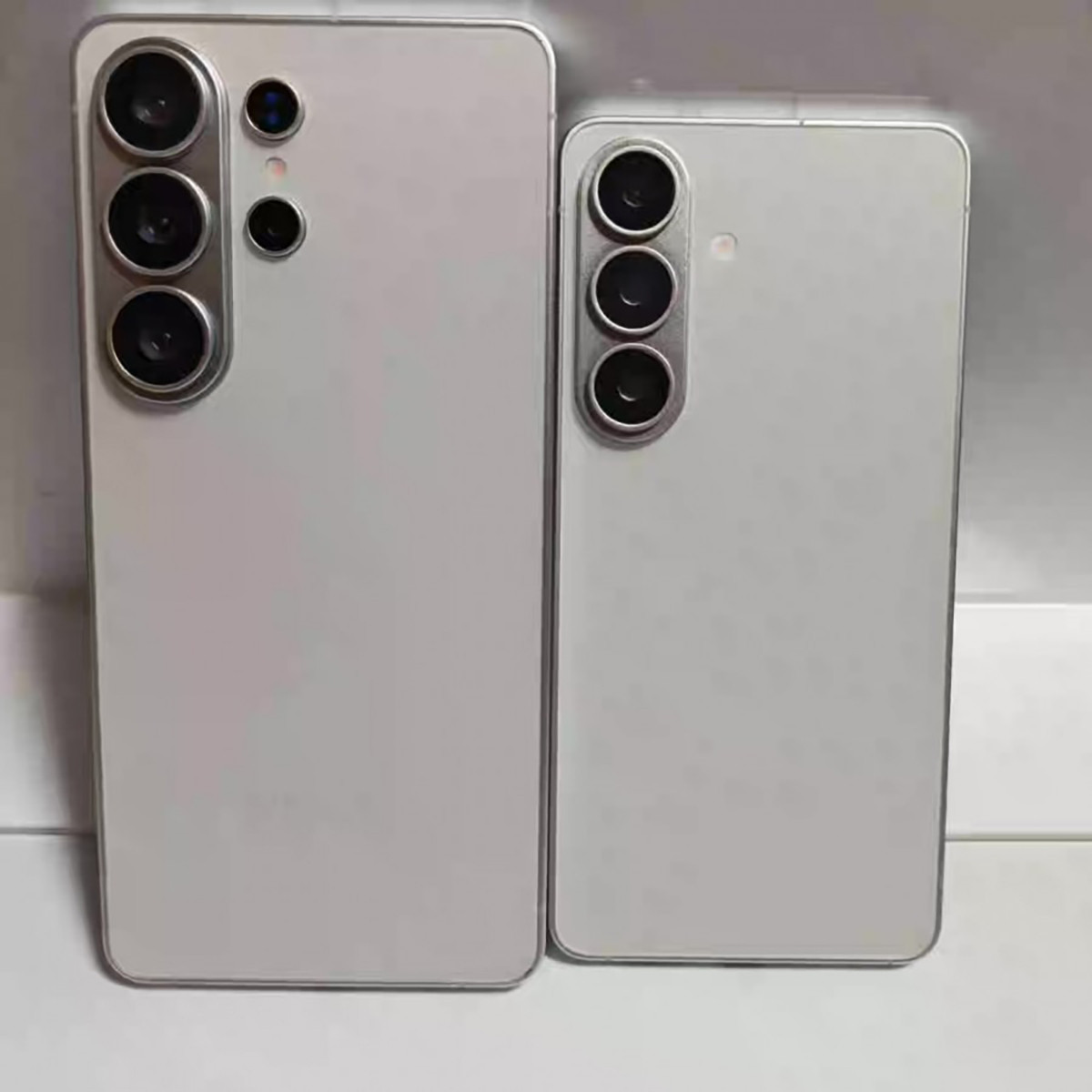 Cận cảnh mô hình Galaxy S26 Ultra: Thay đổi lớn ở thiết kế góc cạnh