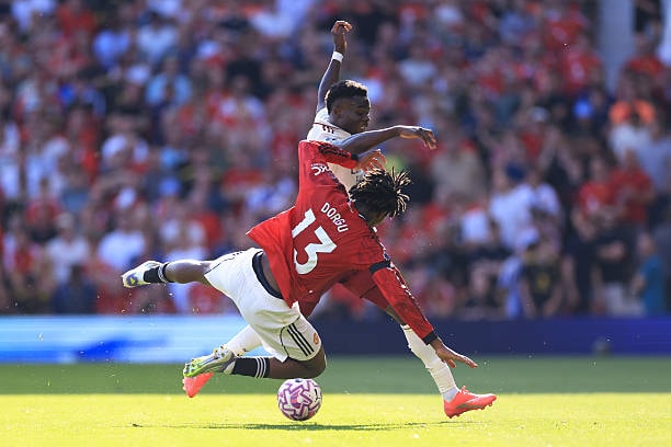 Michael Carrick và kế hoạch dùng Patrick Dorgu vô hiệu hóa Bukayo Saka