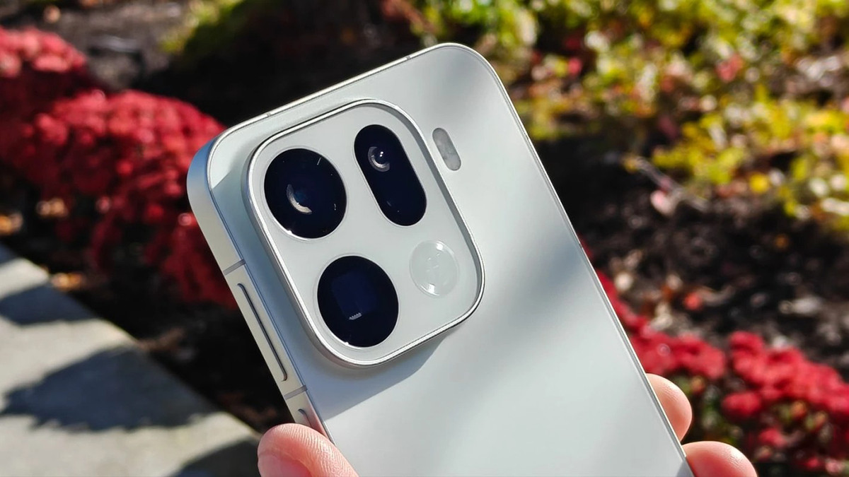 Mysterious smartphone equipped with a massive 200MP camera system and a ...
