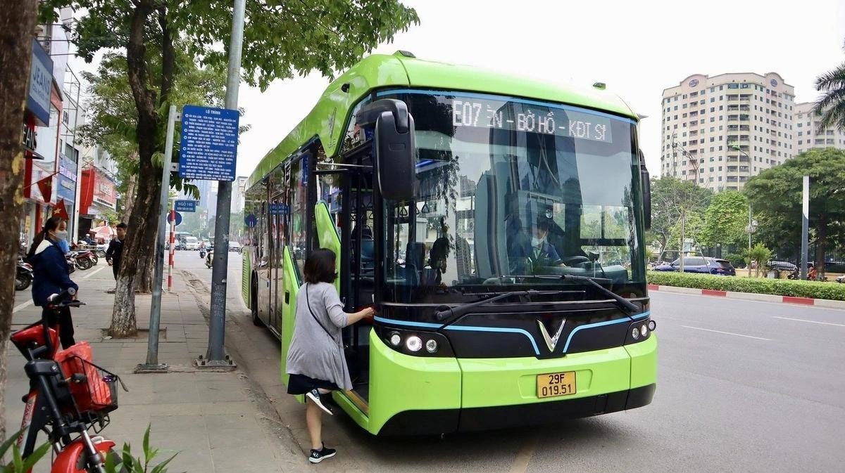 Hanoi offre la gratuité des transports en train et en bus sur 128 ...