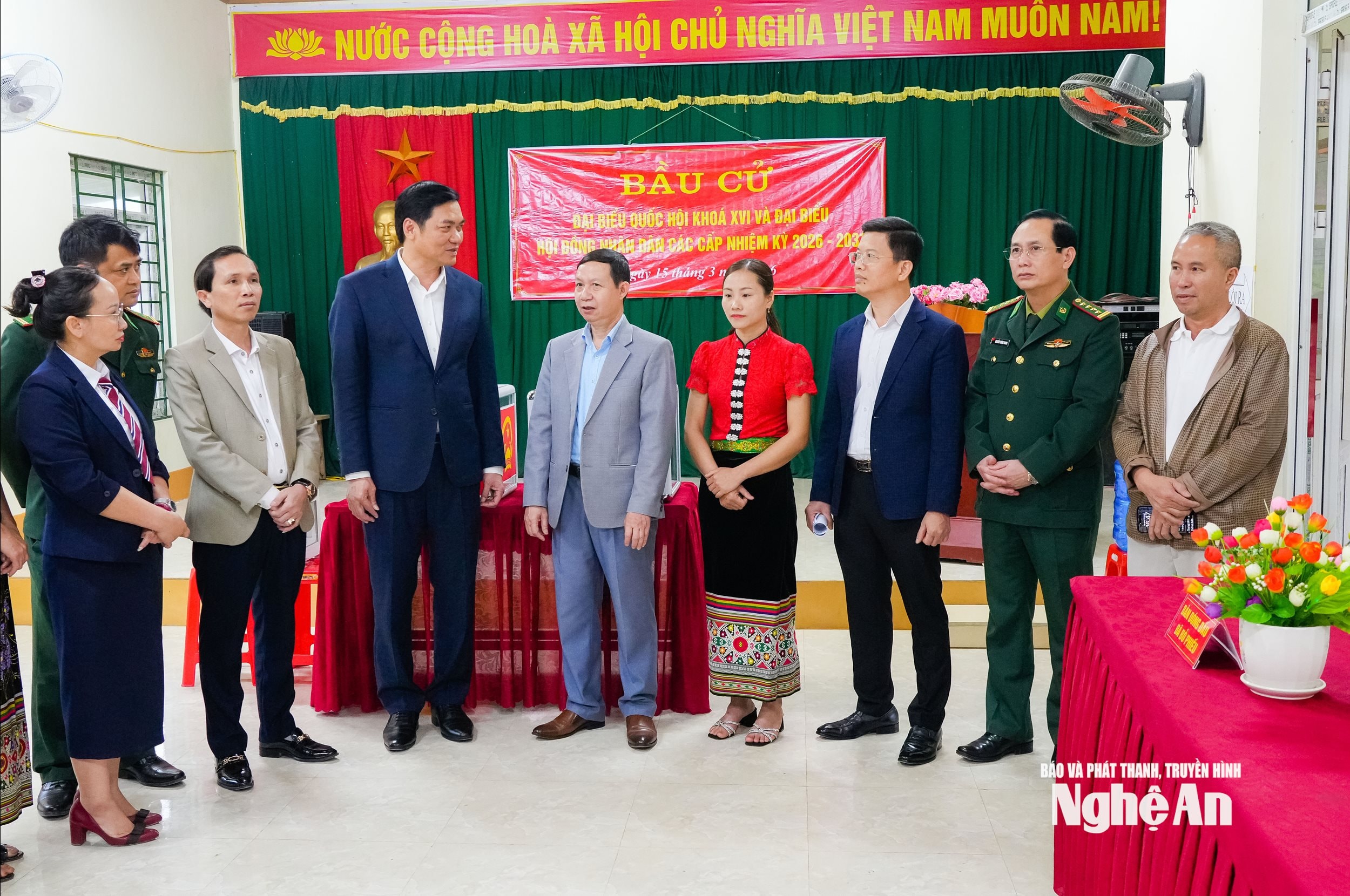 Le secrétaire adjoint du comité provincial du parti, Hoang Nghia Hieu ...
