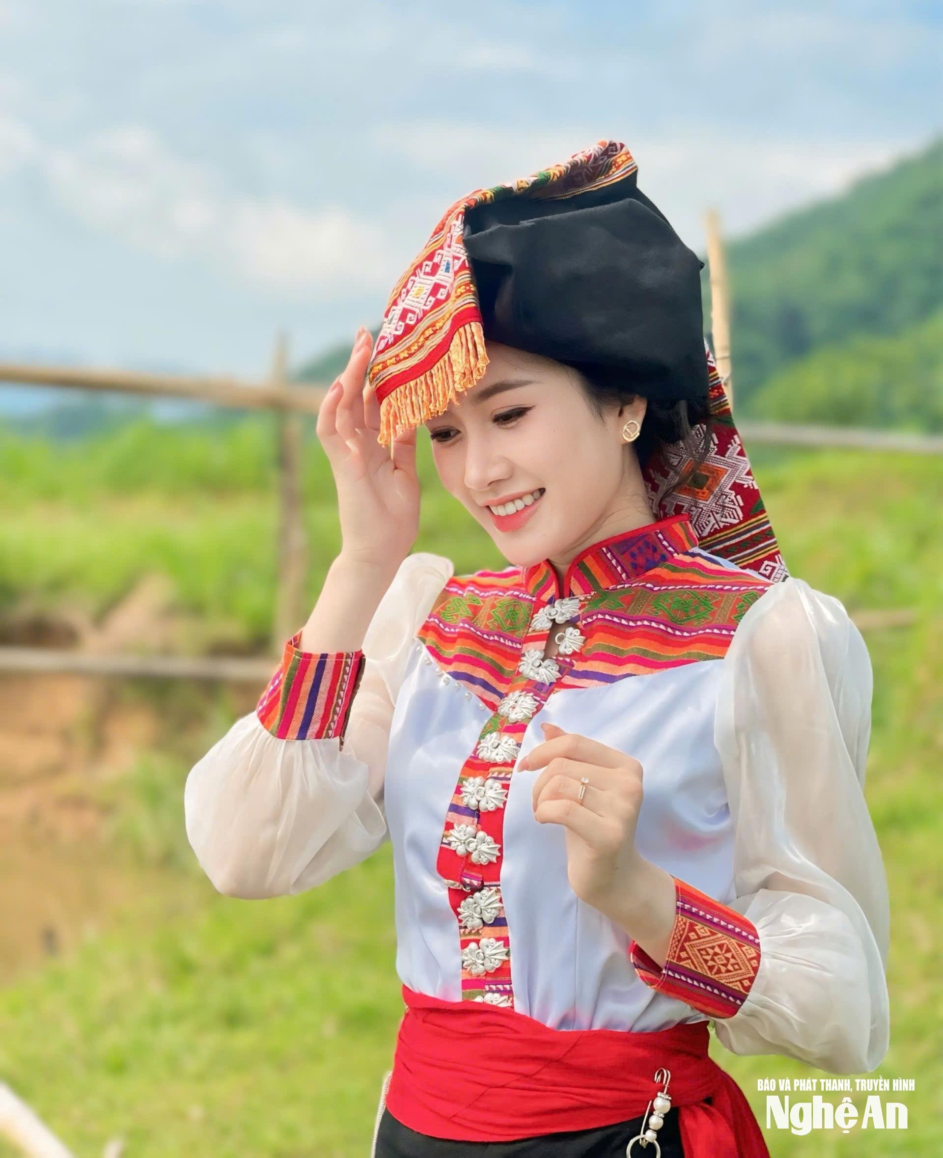 Á hậu Kha Thị Thơ lan tỏa sắc màu thổ cẩm Thái trong chương trình Màu ...