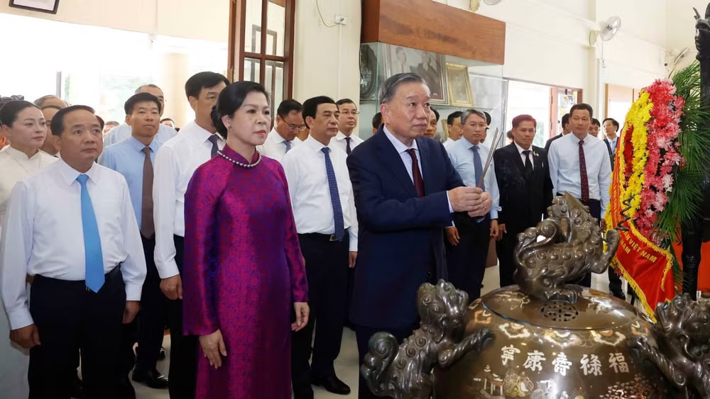 Tổng Bí thư, Chủ tịch nước Tô Lâm dâng hương tưởng nhớ Chủ tịch Hồ Chí ...