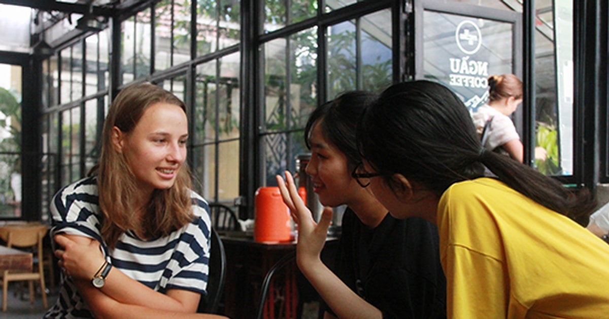 French student volunteers teach foreign languages to students in Vinh City.