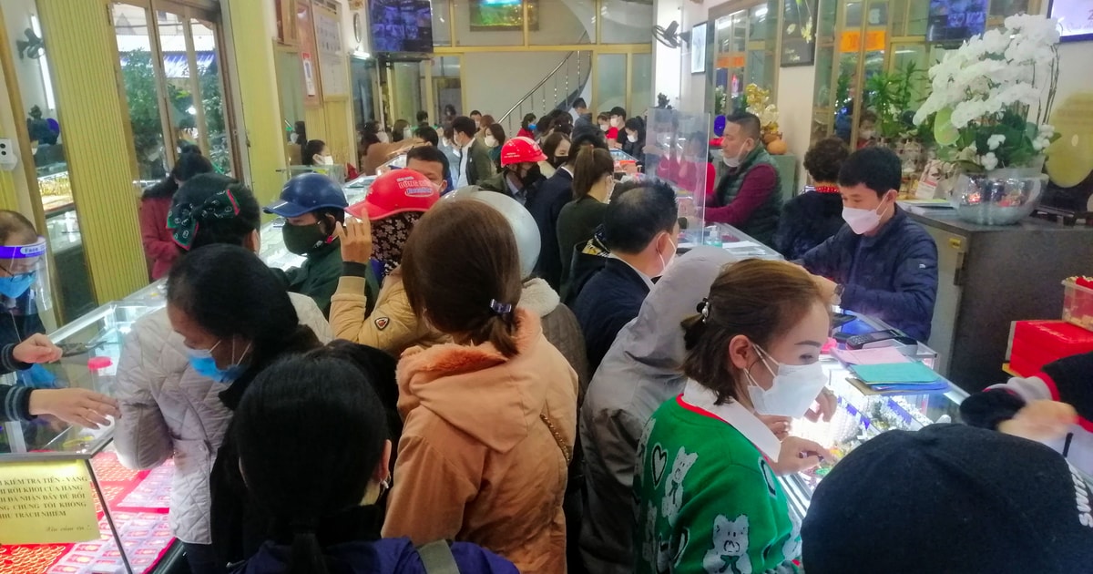 TP.Vinh: Người dân đổ xô mua vàng ngày Thần Tài dù giá cao ngất ngưởng