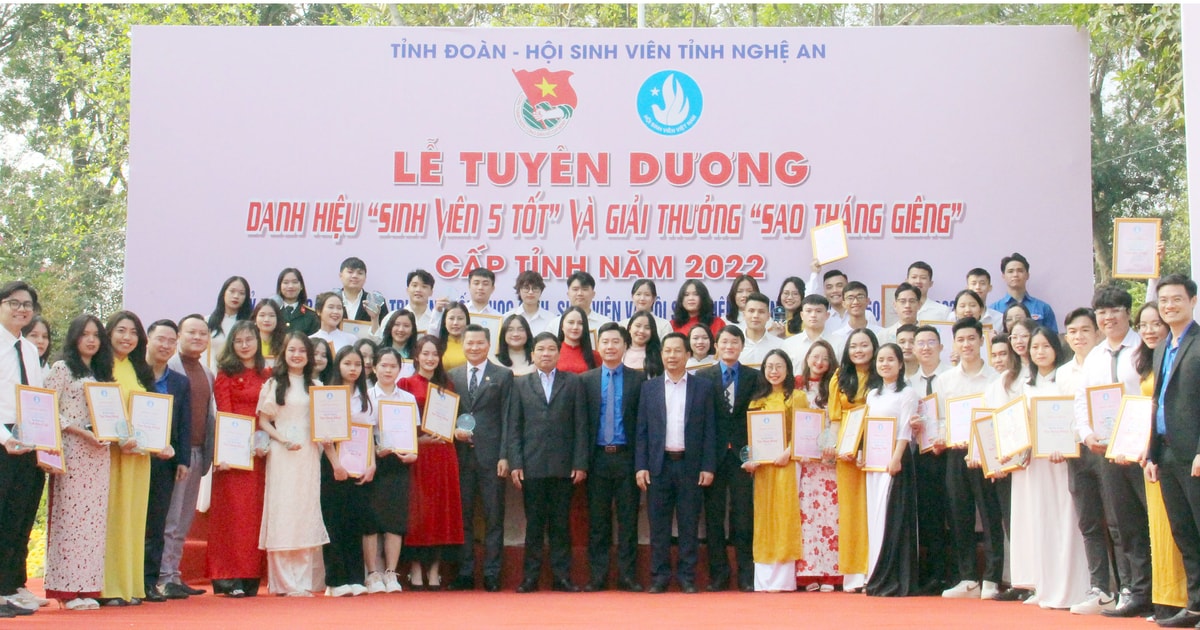 Tuyên dương 'Sinh viên 5 tốt' và trao giải thưởng 'Sao tháng Giêng'
