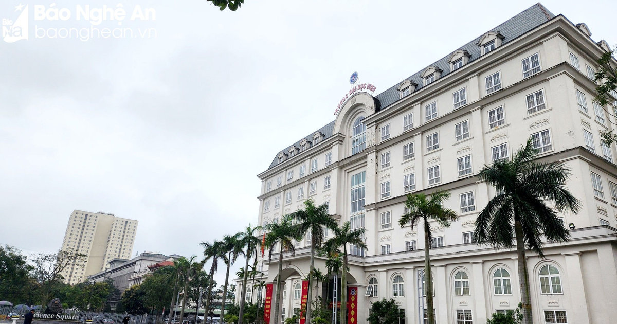 The highest admission score at Vinh University is for the History ...
