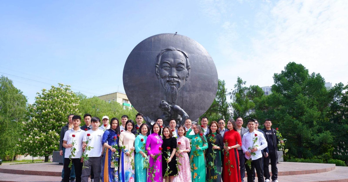 Nghe An fellow countrymen association in Russia lays wreath at ...