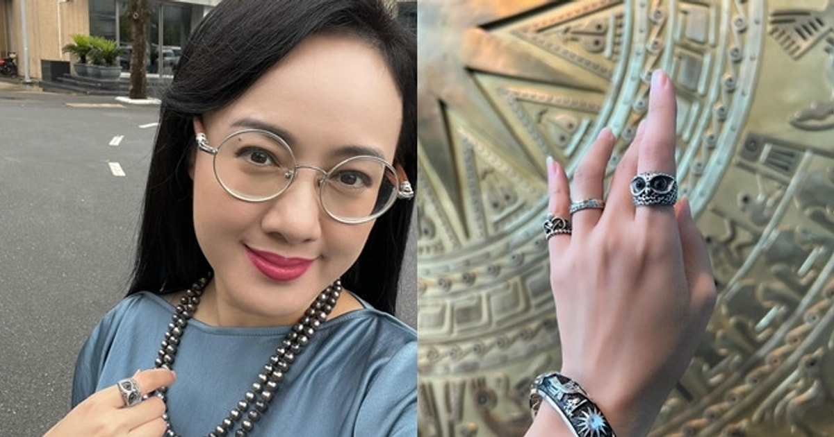 MC Hoài Anh VTV bất ngờ với món quà 'độc, lạ' từ khán giả