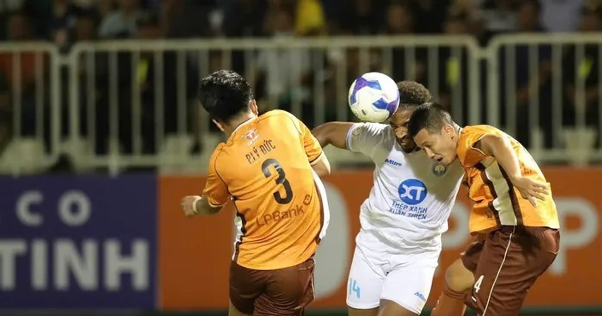 Cầu thủ ‘lạ hoắc’ có thể giúp HLV Kim Sang-sik giải bài toán hàng thủ?; Messi quát trọng tài ở ...