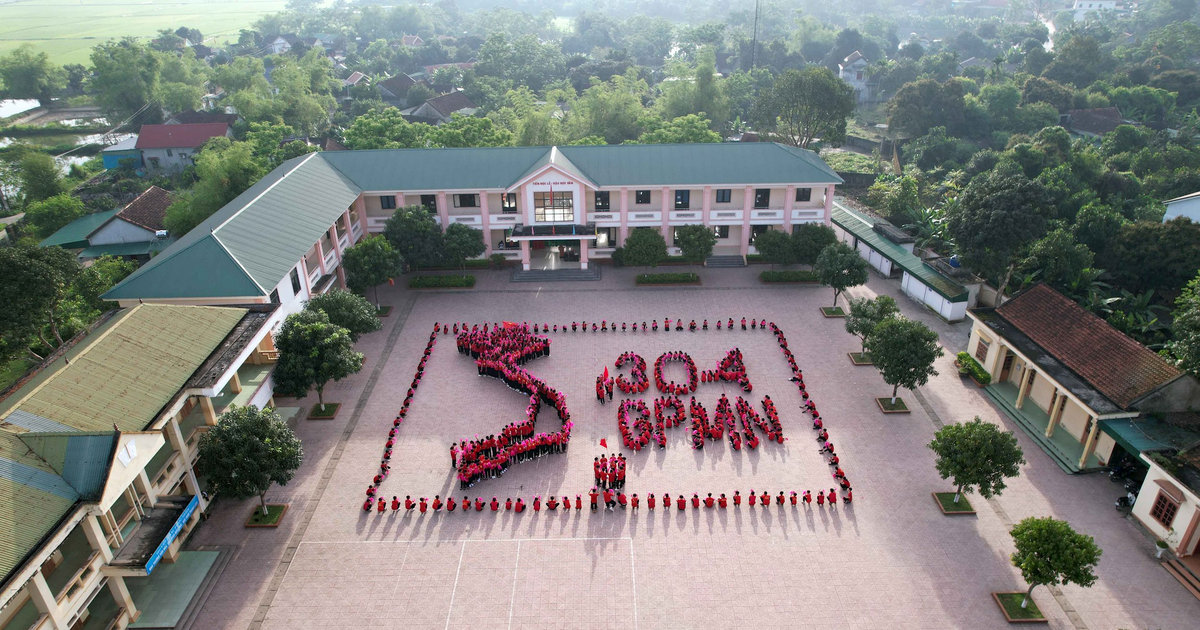Les étudiants de Nghe An forment une carte du Vietnam pour commémorer ...