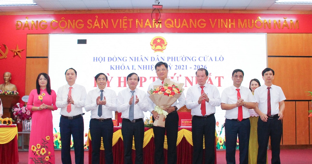 HĐND phường Cửa Lò công bố các quyết định về công tác cán bộ