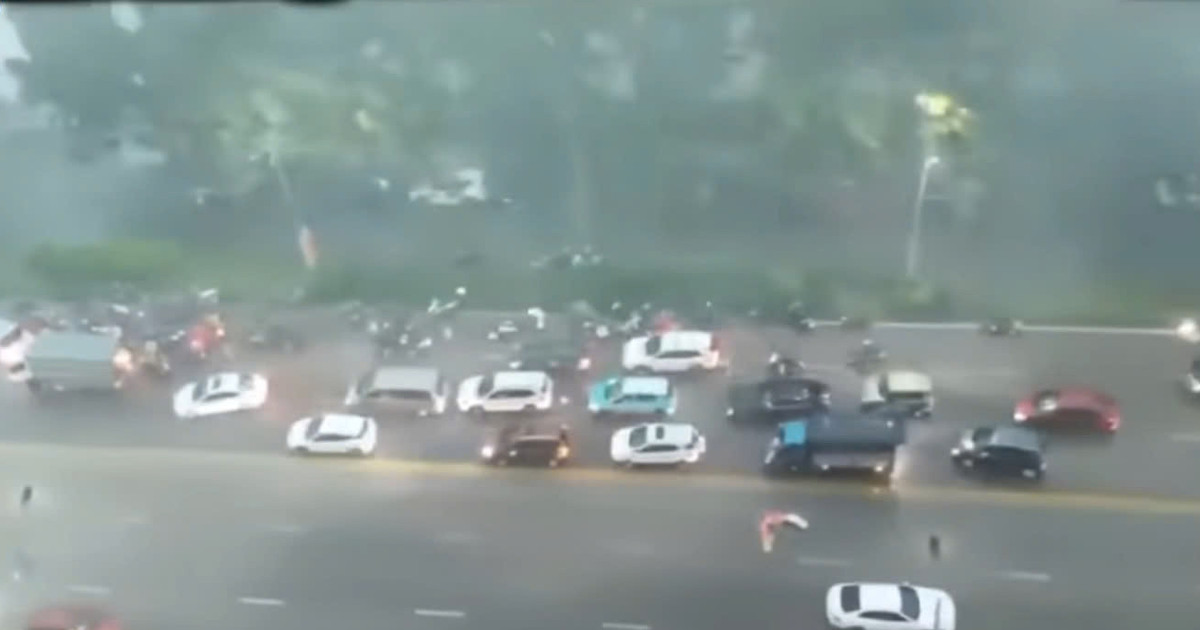 What to do to stay safe when driving in a thunderstorm with strong winds?
