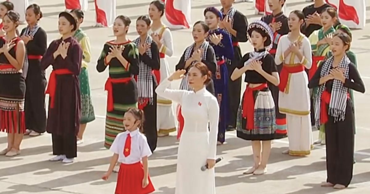 7-year-old girl sings 'Marching Song' with My Tam in Ba Dinh Square.