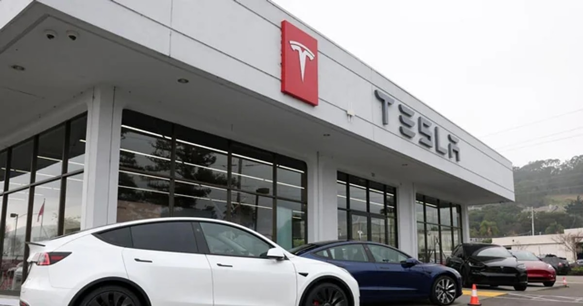 Tesla Model Y bay vọt lên không trung tại Trung Quốc: Nghi vấn lỗi đạp ...