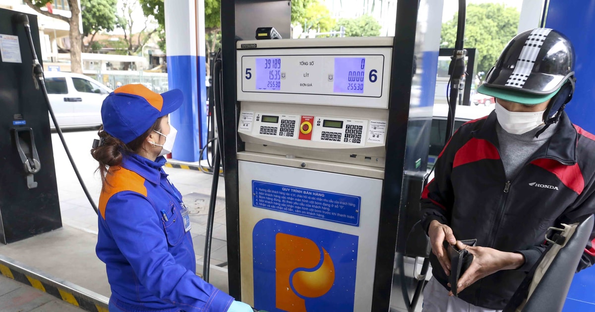 Giá xăng dầu hôm nay 22/4: Bảng giá xăng dầu tại Petrolimex, PVOIL ...